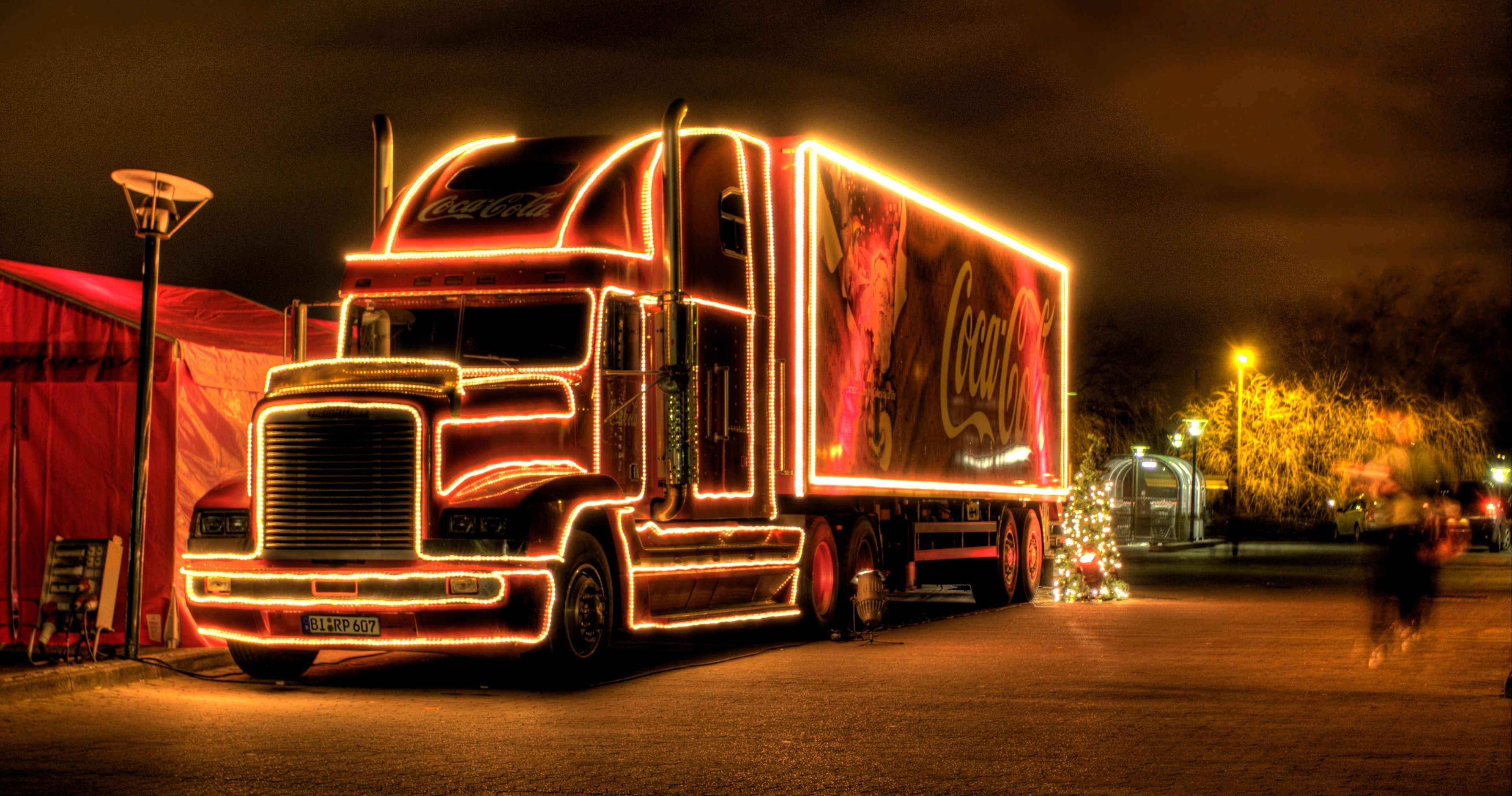 The Real Thing: Coca-Cola's Christmas Trucks | HotCars