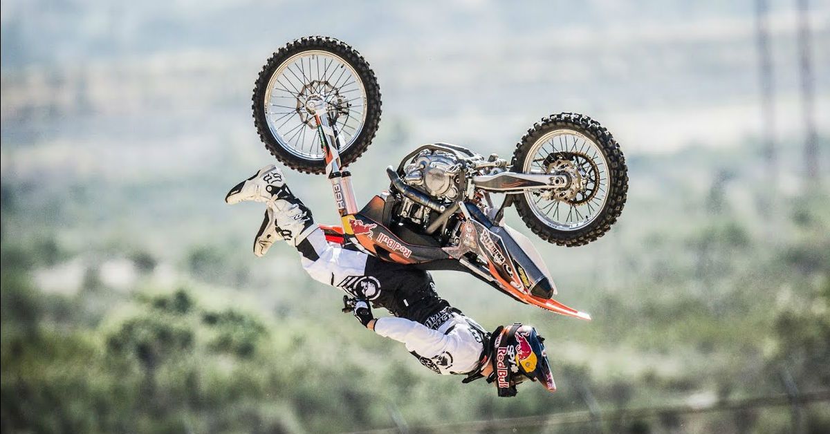 15 Pics Of Motorcycle Stunts That Defy The Laws Of Physics 15-pics-of-motorcycle-stunts-that-defy-the-laws-of-physics